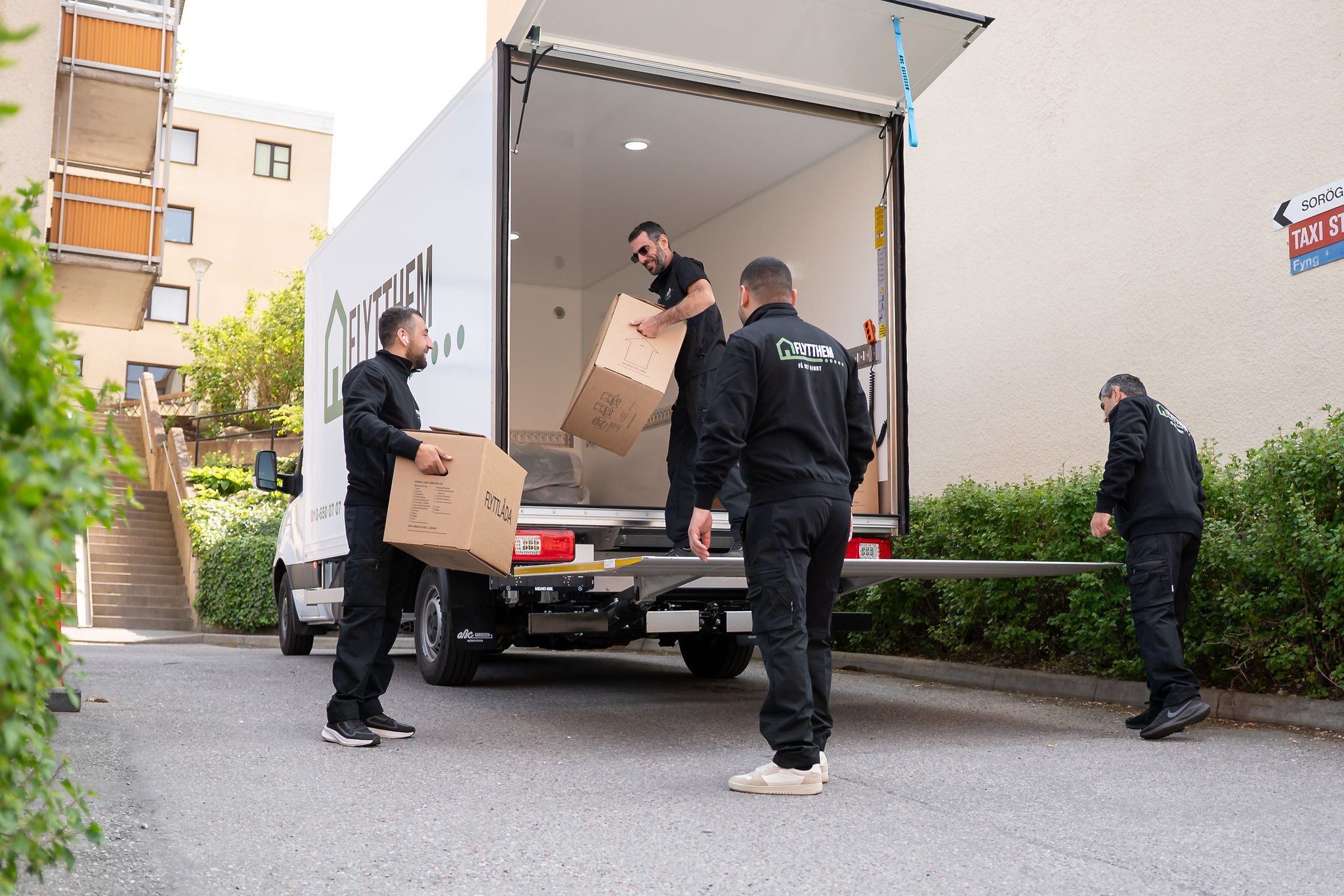 Vad kostar en flyttfirma? Komplett guide till flyttpriser 2025